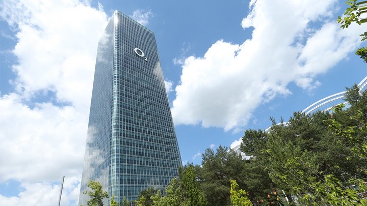 Wir sind bunt: o2 Tower in München erstrahlt in Regenbogenfarben
