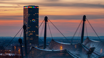 We are colorful: o2 Tower in Munich shines in rainbow colors
