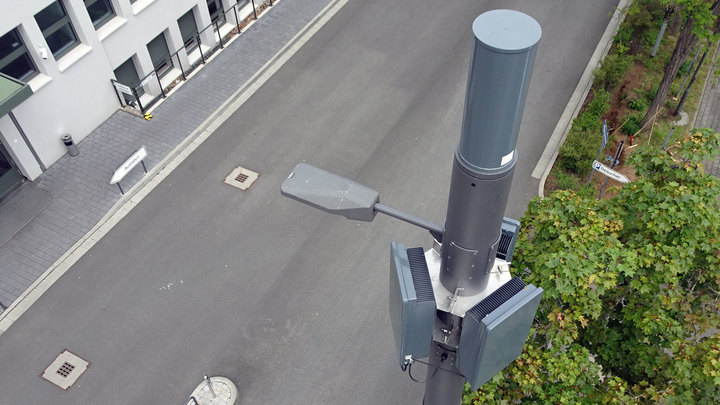 Innovative radio cell: o2 and Mainova turn Frankfurter street light ...