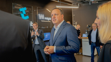 Markus Söder testet 5G-Roboter bei Wayra: Ministerpräsident feiert 10 ...