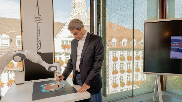 Markus Söder testet 5G-Roboter bei Wayra: Ministerpräsident feiert 10 ...
